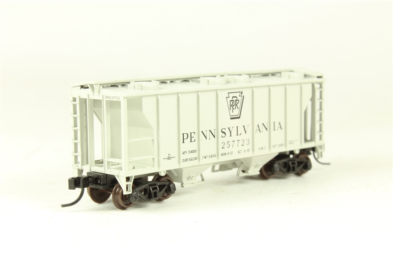 Atlas 50000901 2-bay PS-2 covered hopper of the Pennsylvania Railroad ...