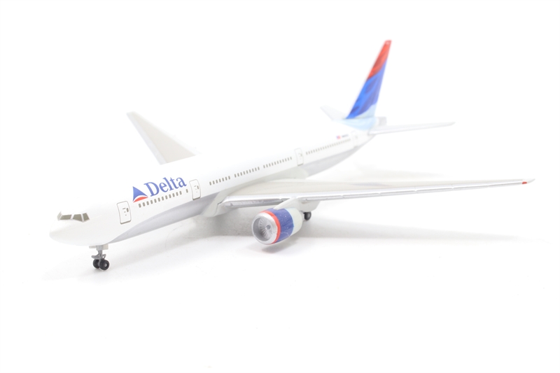 Herpa 512206 Boeing 777-200 Delta Air Lines N866DA - Hattons