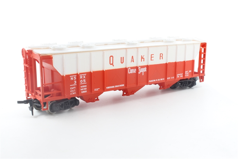 AHM 5251AHM 3-Bay covered hopper 'Quaker Cane Sugar' 305