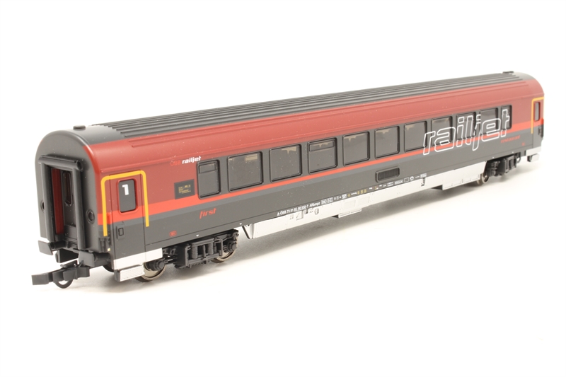 Piko 57644 Express buffet coach in 'Railjet' livery of the +ûBB