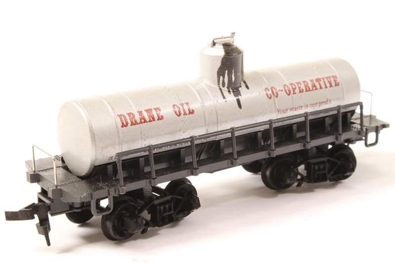 AHM 6101E Single Dome Bogie Tank Car - 'Drane Oil Co-operative' - Hattons