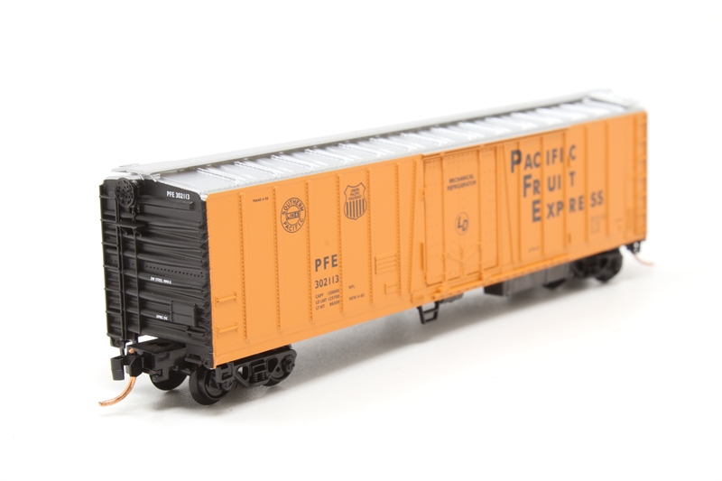 Micro-Trains 70010-302113 51' steel ribbed side reefer of - Hattons