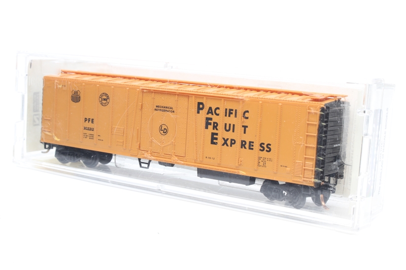 Micro-Trains 70010-302212 51' steel ribbed side reefer of - Hattons