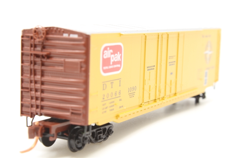 Micro-Trains 07500190 50' steel double plug door no roofwalk boxcar of