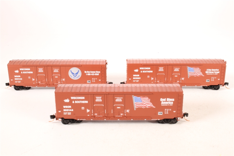 Micro-Trains 75102MIC 50' steel double plug door no roofwalk boxcar of