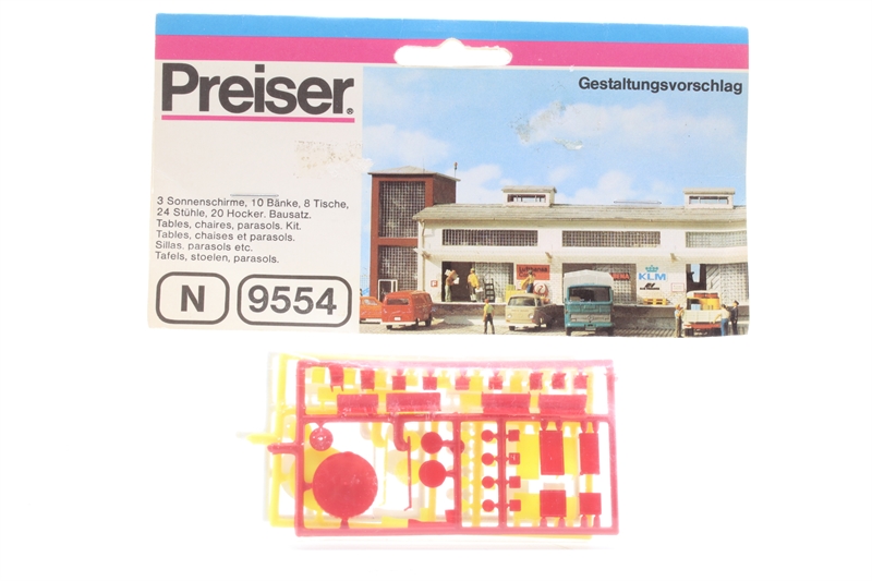 Preiser 79554 Tables, chairs & umbrellas kit - Hattons