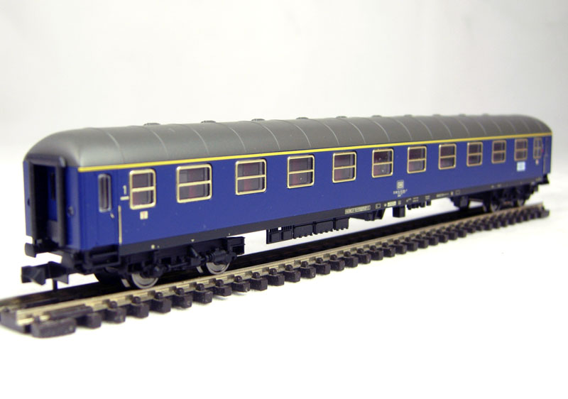 Fleischmann 8111 1st class express coach, type Aum203 of the DB - Hattons