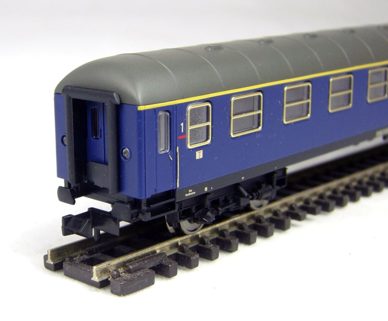 Fleischmann 8111 1st class express coach, type Aum203 of the DB - Hattons