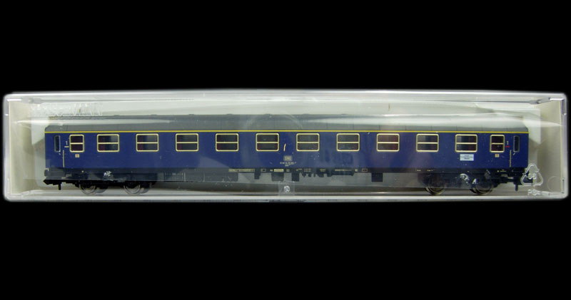 Fleischmann 8111 1st class express coach, type Aum203 of the DB - Hattons