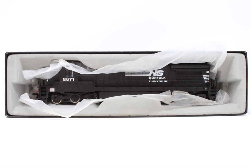 Bachmann USA 85006BAC Dash 8-40C GE 8671 of the Norfolk - Hattons
