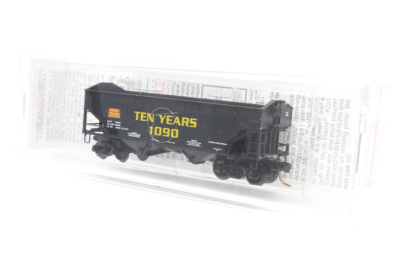 Micro-Trains 90020 2-bay offset side peaked end open hopper of the