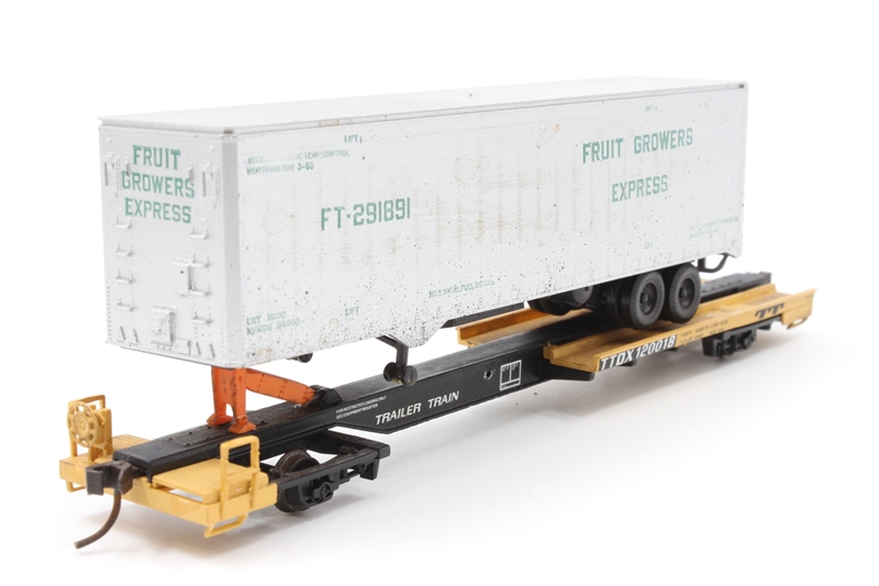 Walthers 932-3981 Front Runner Intermodal Wagon in Trailer Train livery