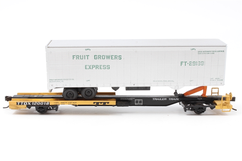 Walthers 932-3981 Front Runner Intermodal Wagon in Trailer Train livery