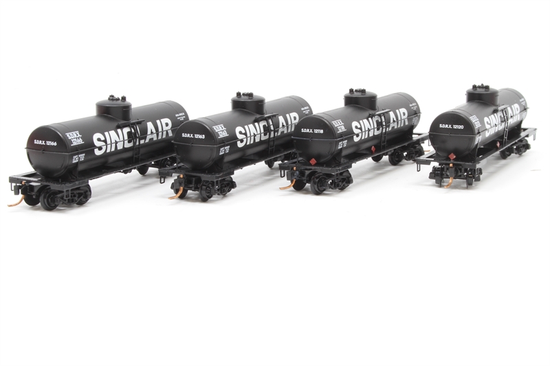 Micro-Trains 99300017 39' riveted single dome tank car of the Sinclair