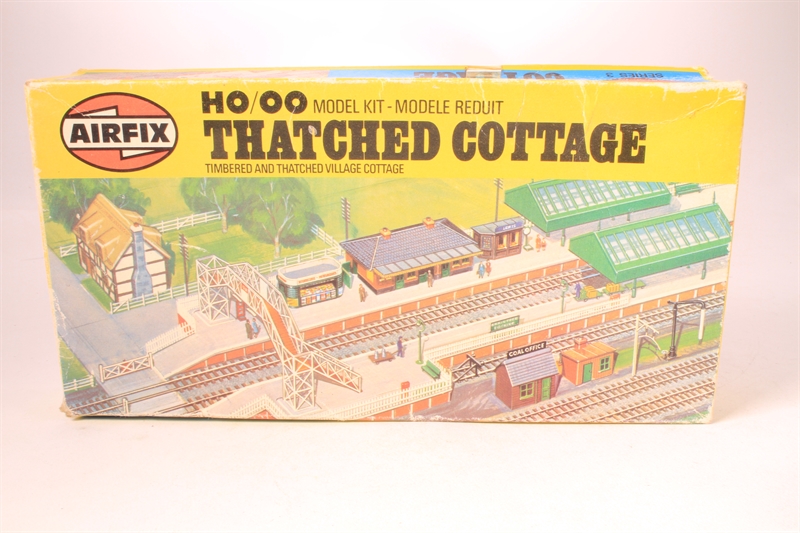 Airfix A03609 Thatched Cottage - Hattons
