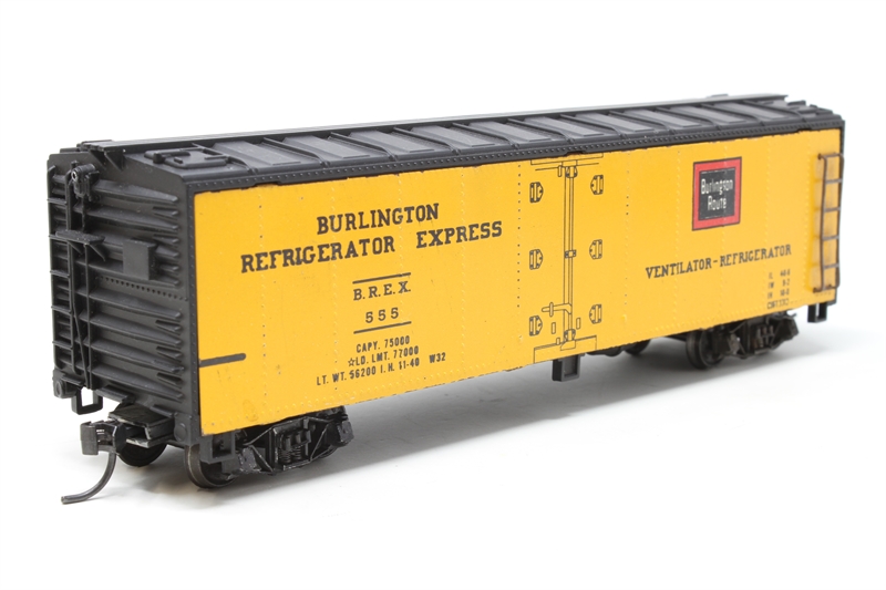 Mantua B457 40' steel reefer car 555 'Burlington' - Hattons