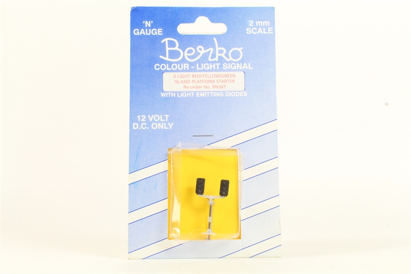 Berko BN36T 3 Aspect Colour Light Signal - Island Platform - Hattons