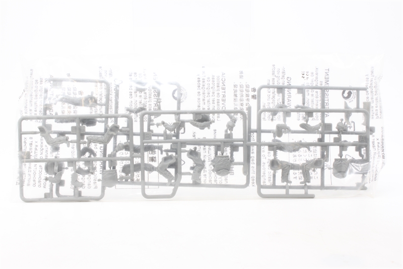 Bronco Models CB35098 WWII British/Commonwealth AFV Crew - Hattons