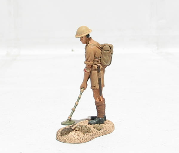 Corgi CC59158 British Soldier with mine detector (Battle - Hattons