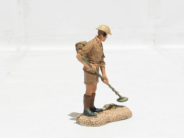Corgi CC59158 British Soldier with mine detector (Battle - Hattons