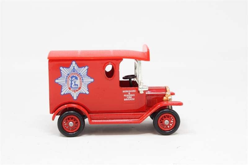 Lledo LP06477 Ford Model T van Berkshire & Reading Fire Brigade