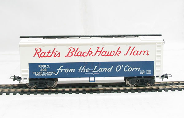 Mehano M17850 American 40' reefer car in Rath's Black Hawk Ham livery