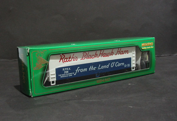 Mehano M17850 American 40' reefer car in Rath's Black Hawk Ham livery