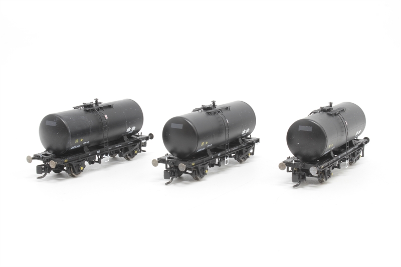 Revolution Trains N35T-303 35 ton class B tank wagon pack in unbranded