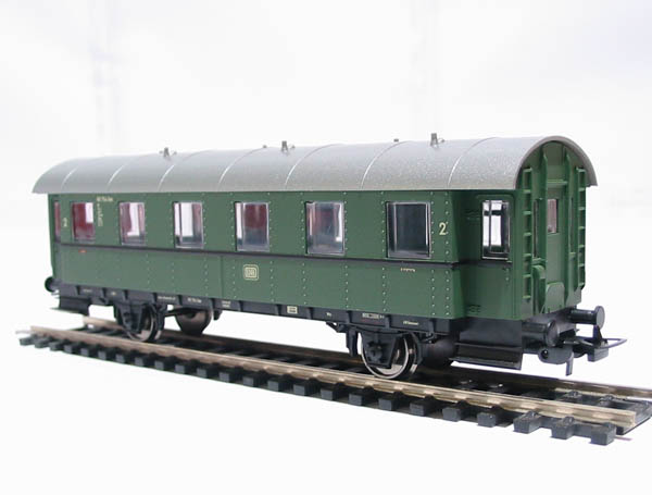 Piko 57630 Class Bi 2nd class coach of the German DB in green livery