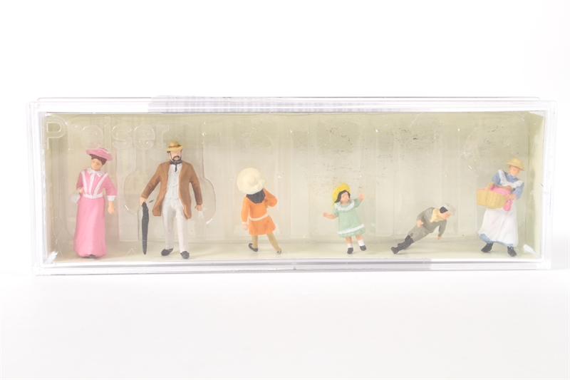Preiser PR12132 1900s Family (6 figures)