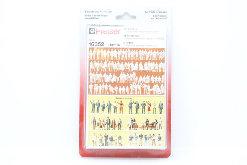 Preiser PR16352 At the station (Pack of 120 unpainted figures)