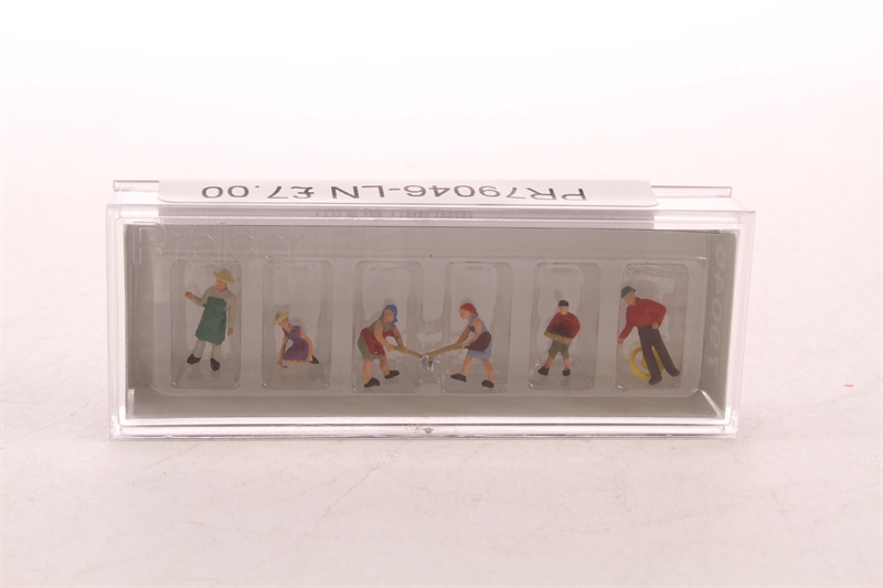 Preiser PR79046 Gardeners with tools - Hattons