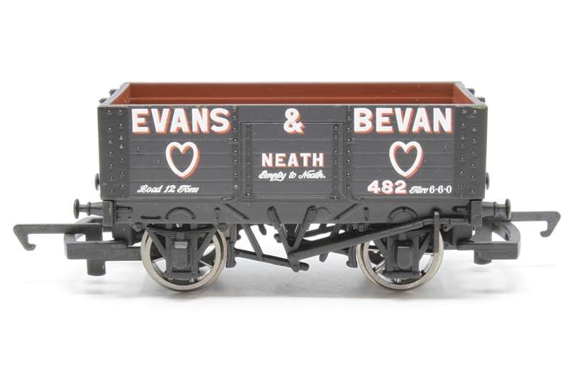 Hornby R1036-Evans 6-plank mineral wagon in black - Evans and Bevan ...