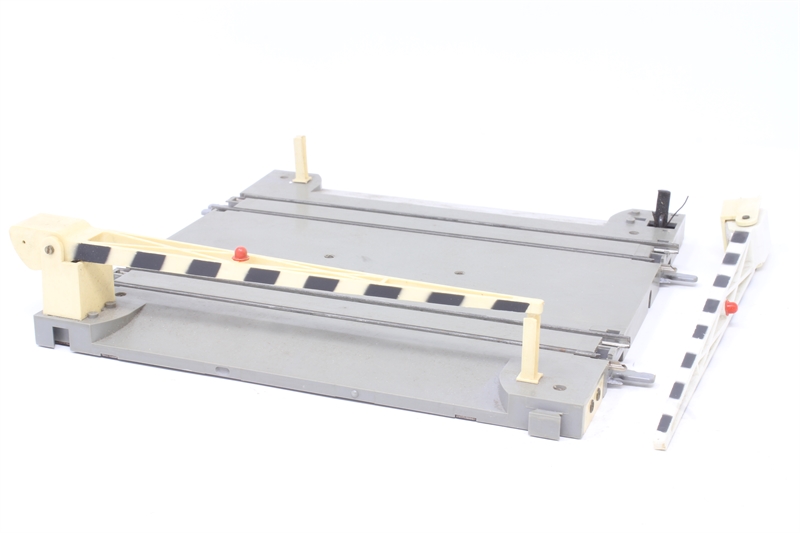 Tri-ang R171Triang Transcontinental Level Crossing - Hattons