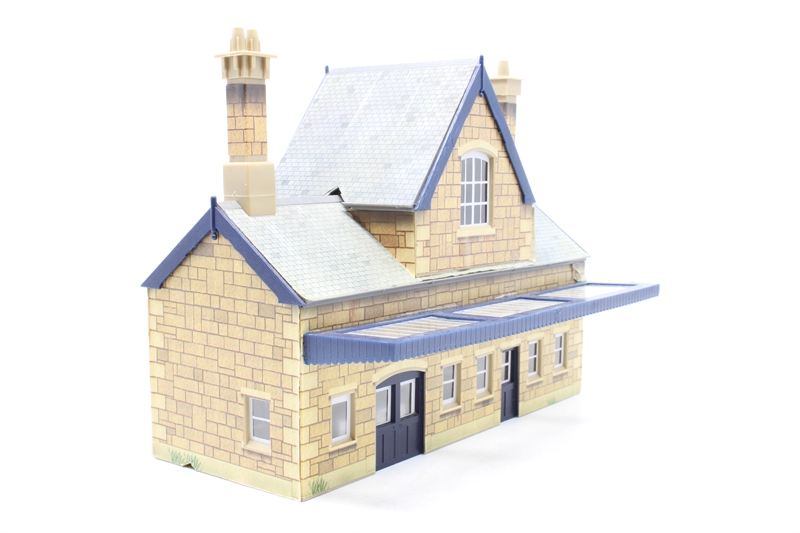 Hornby R592Station Main Line Station - Hattons