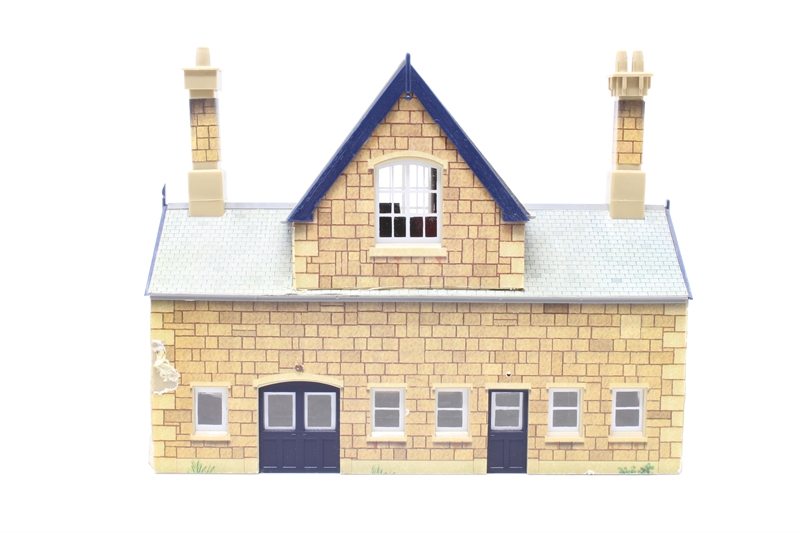 Hornby R592Station Main Line Station - Hattons