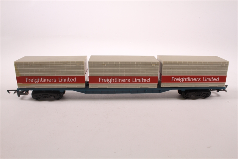 Tri-ang R633CN 60ft Flat Car With Three 20ft Canadian - Hattons