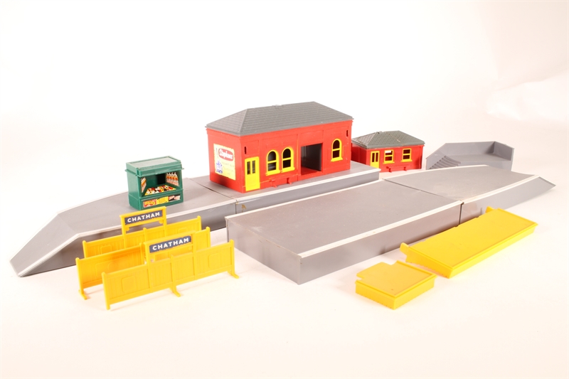 Tri-ang R81 Station set - Hattons