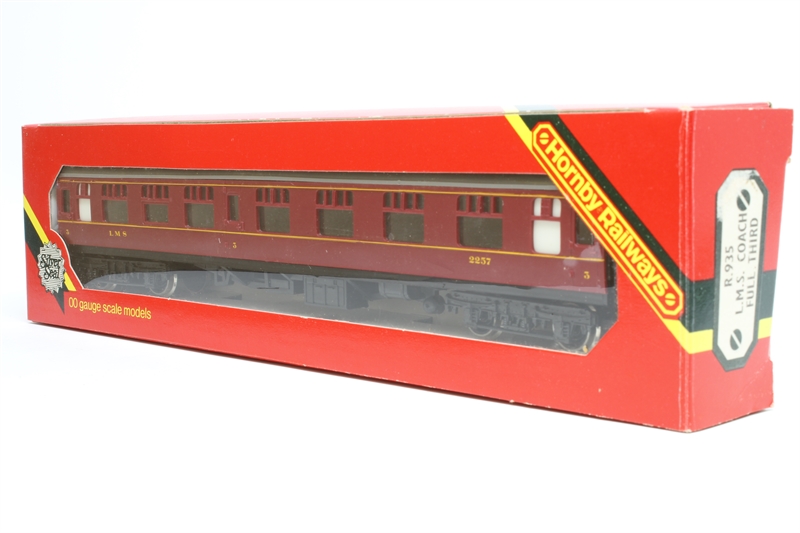 Hornby R935-2257 Full corridor 3rd class coach in LMS - Hattons