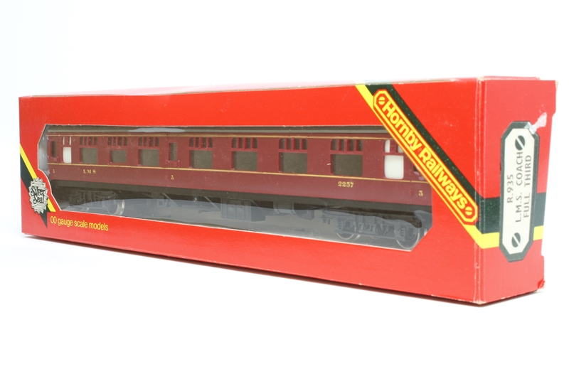 Hornby R935-2257 Full corridor 3rd class coach in LMS - Hattons
