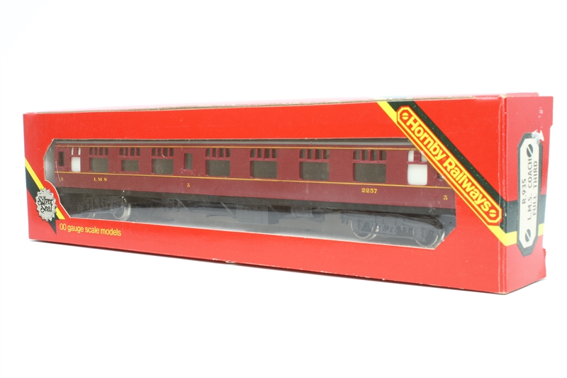 Hornby R935-2257 Full corridor 3rd class coach in LMS - Hattons