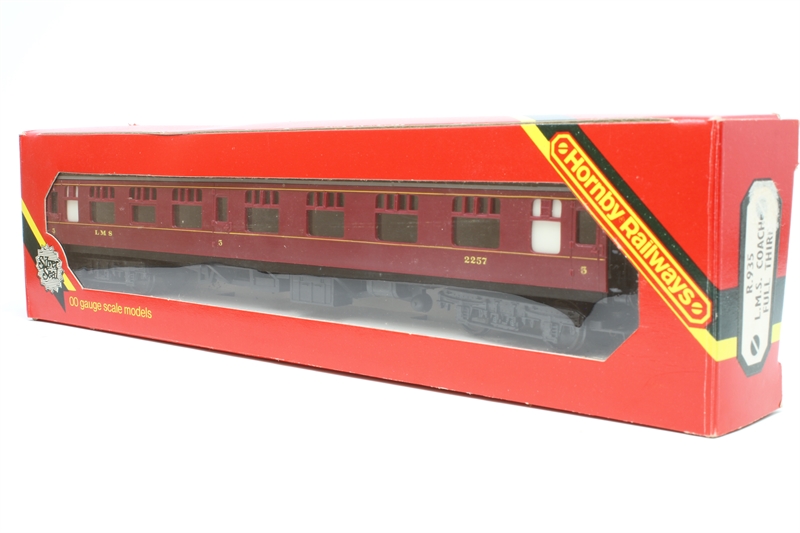 Hornby R935-2257 Full corridor 3rd class coach in LMS maroon 2257