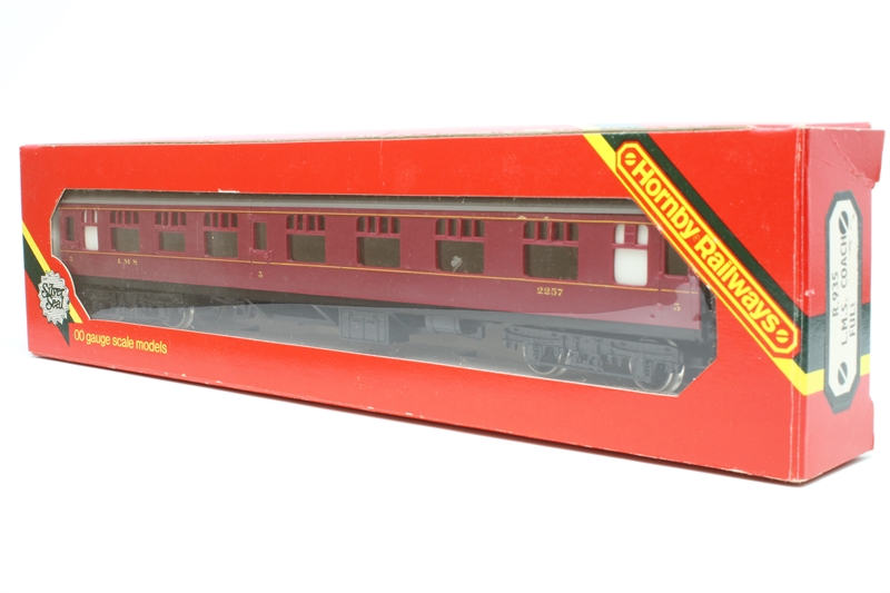 Hornby R935-2257 Full corridor 3rd class coach in LMS - Hattons