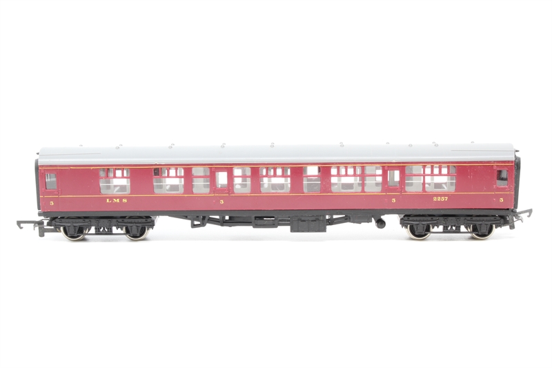 Hornby R935-2257 Full corridor 3rd class coach in LMS - Hattons