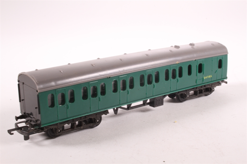 Tri-ang T81 BR Mk1 Suburban Composite Brake Coach - TT - Hattons