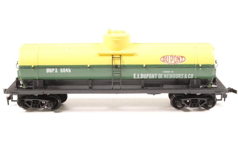 Tyco TY324B Single-Dome Bogie Tank Car - 'Du Pont'