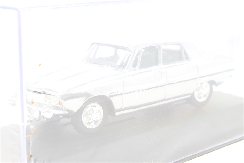 Corgi VA06516 Rover 3500 V8 in Chrome - Collectors' Club - Hattons