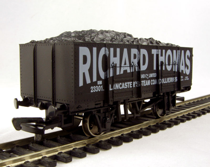 Dapol B703 20 Ton steel mineral wagon in "Richard Thomas" - Hattons