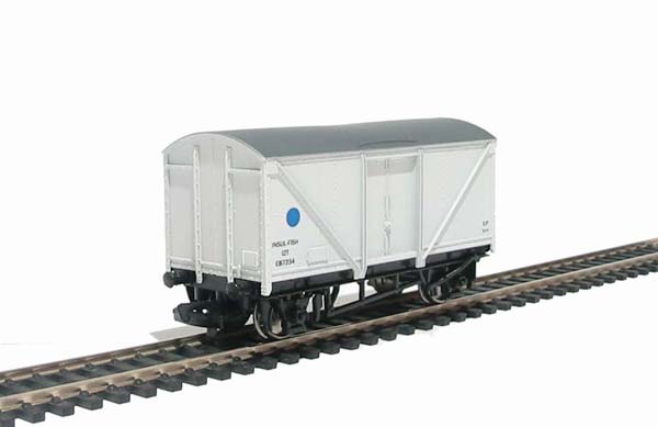 Dapol B507 Fish van in "Blue Spot" BR livery E87234